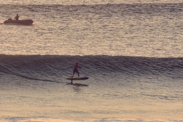 Laird Hamilton de SUP Foil na onda mais longa do mundo - Aloha Spirit Mídia